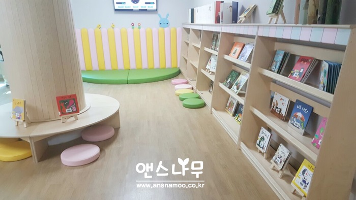 대평유치원현관도서환경구성현관입구꾸미기기둥나무패널작업책진열대유아쿠션매트원형유아책상유치원어린이집도서영역도서책장앤스나무
